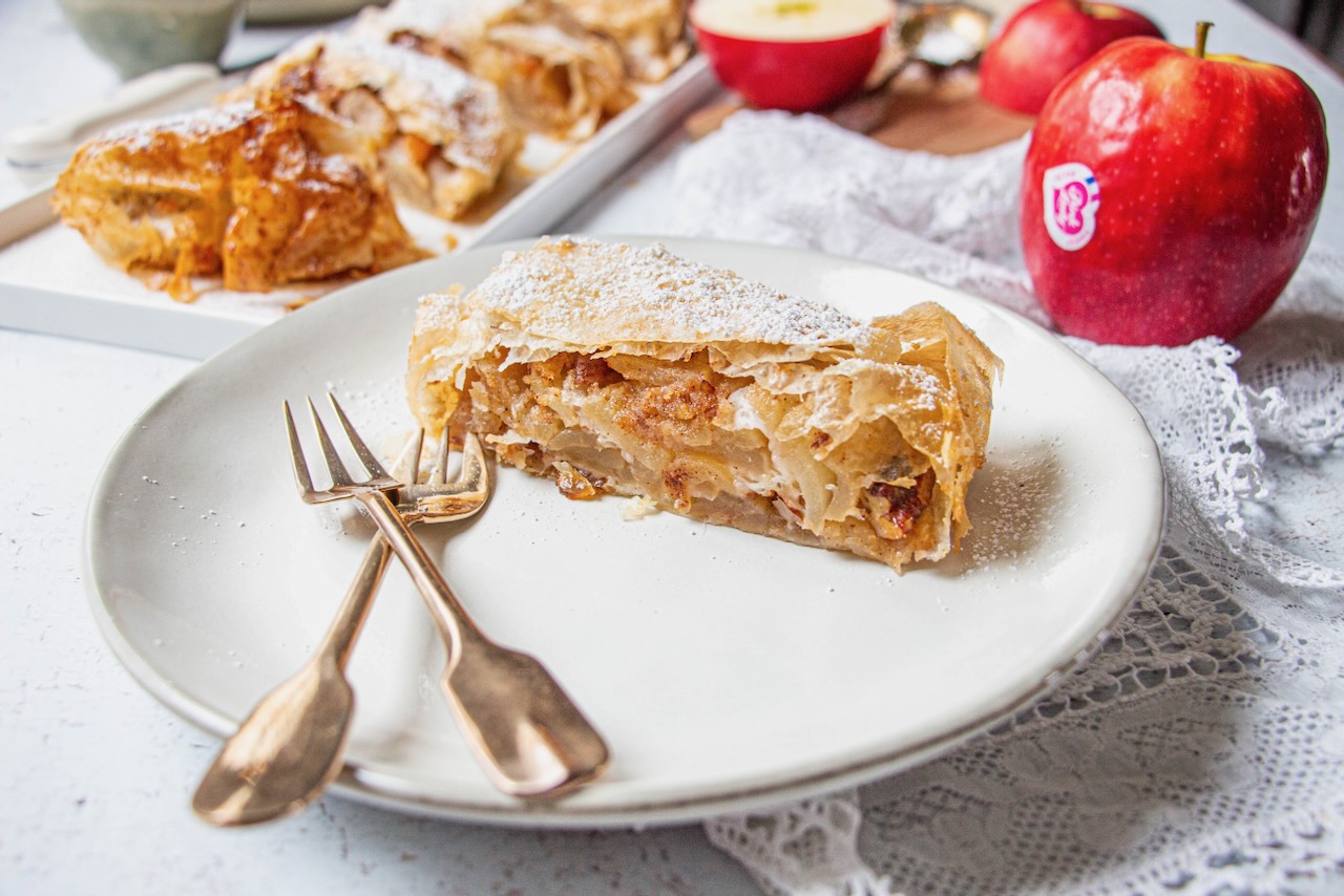 Apple Strudel, the famous Austrian Dessert - Casserole et Chocolat
