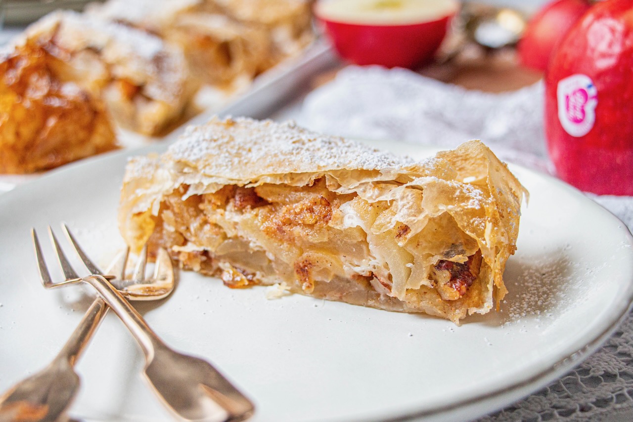 Apple Strudel, the famous Austrian Dessert - Casserole et Chocolat