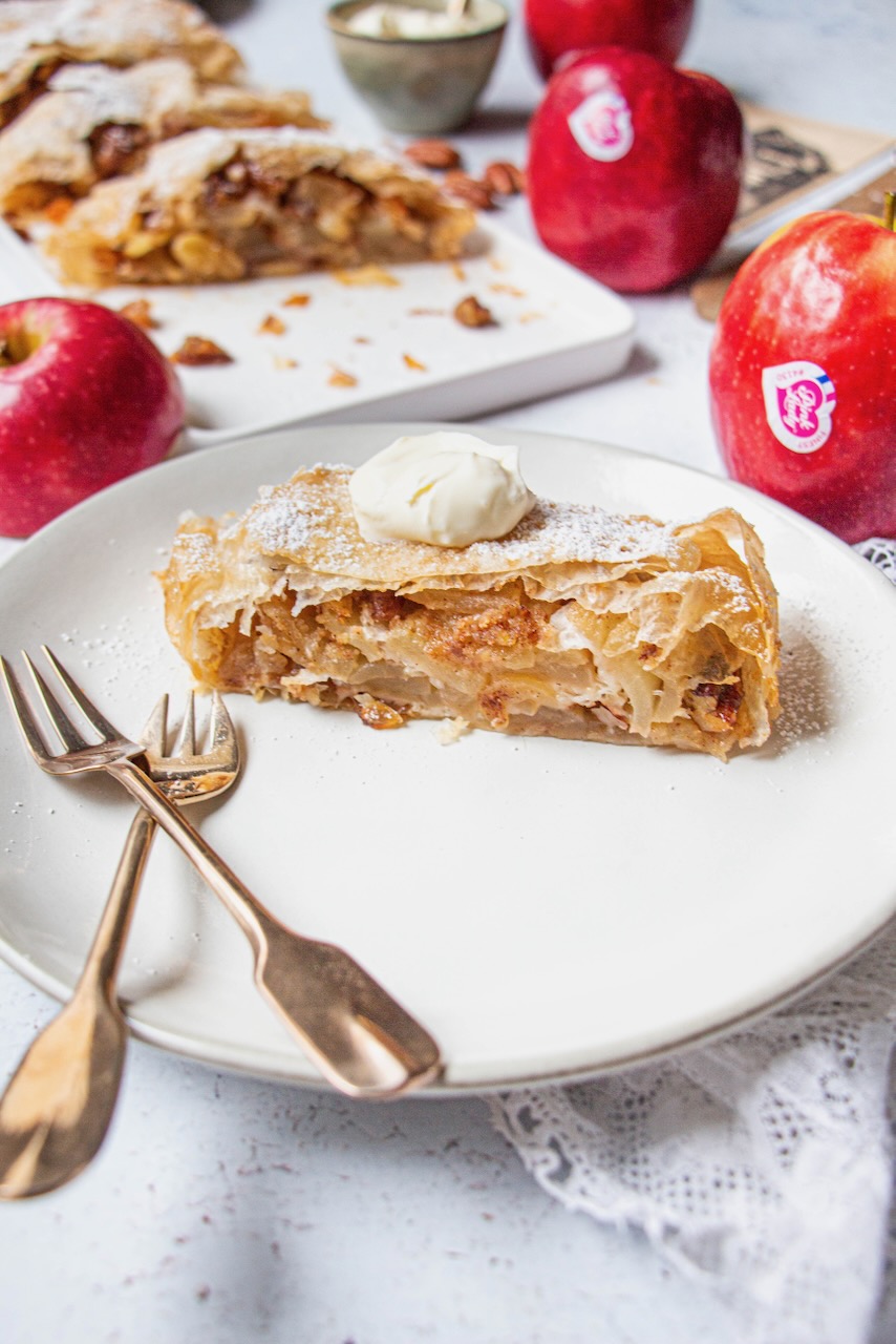 Apple Strudel, the famous Austrian Dessert - Casserole et Chocolat